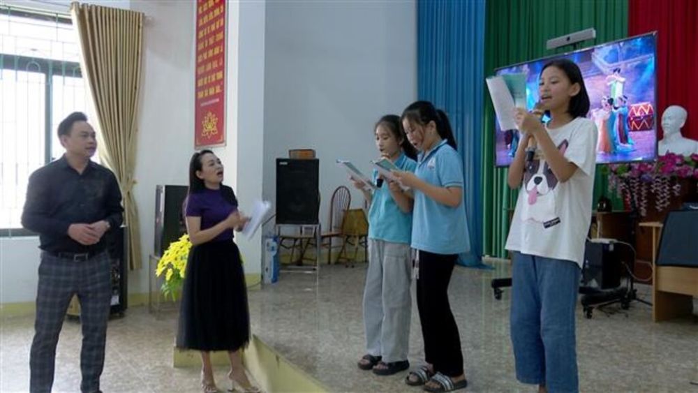 TRONG QUAN DUC BAC FOLK SINGING TOUCHES THE SOUL – Mega Story